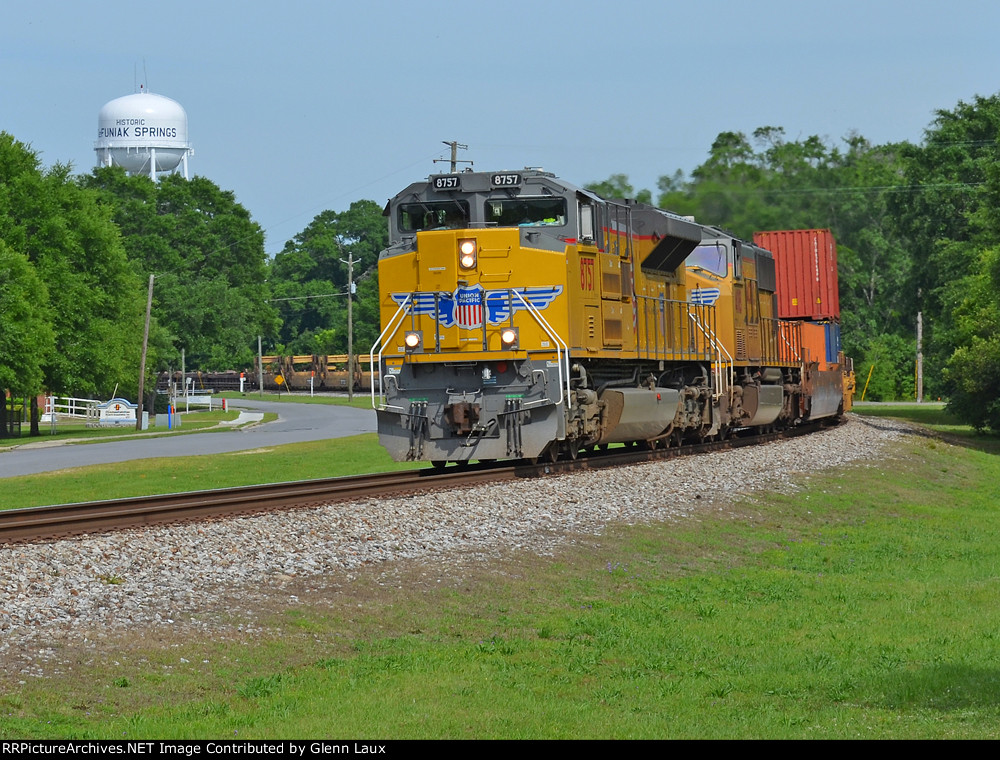 UP 8757 rounds the curve heading west out of town